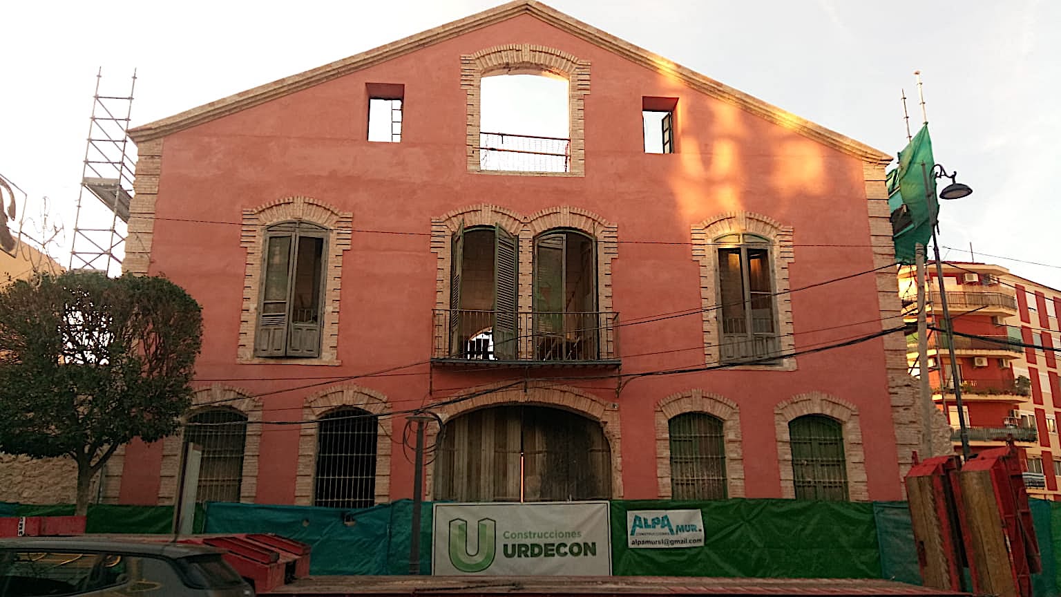 La antigua fábrica conservera Esteva descubre su fachada, en fase ...