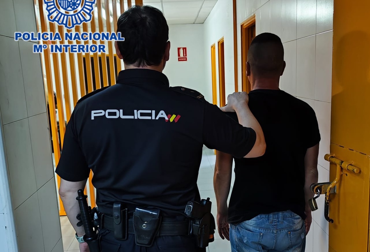 Detenido tras amenazar a su pareja y matar a la mascota de su hija ...