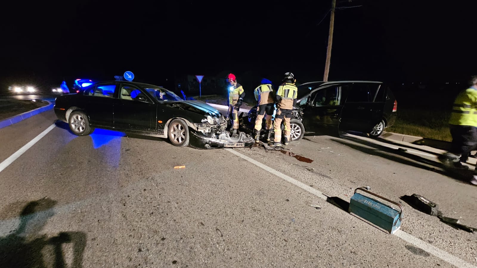 Heridos dos conductores en una colisión frontal cuando triplicaban la ...