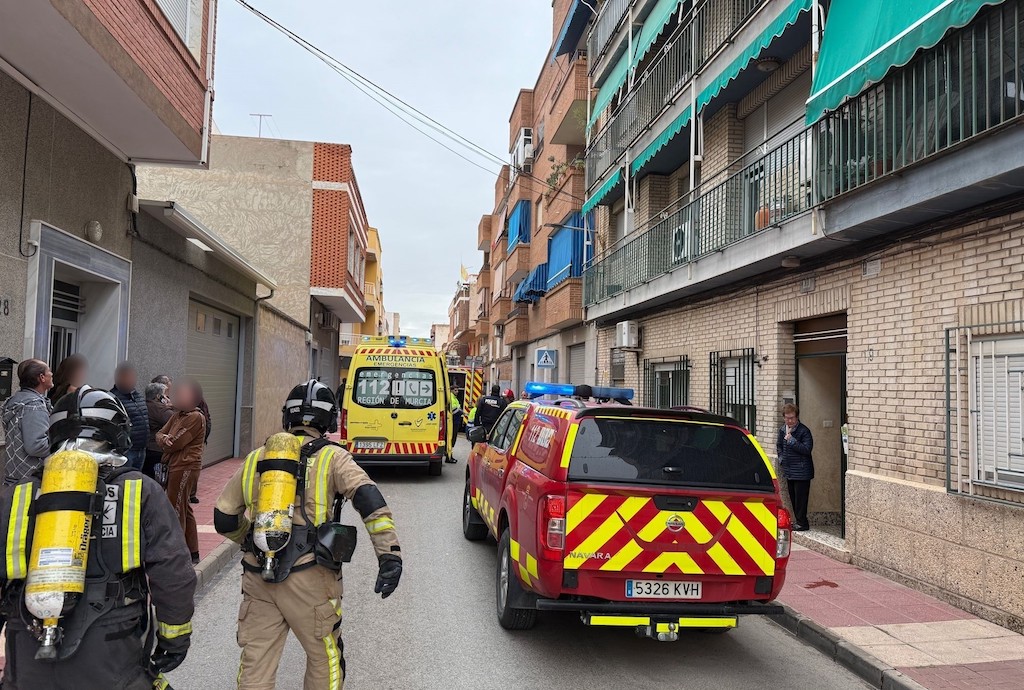 Arde casi por completo la vivienda de un edificio de la calle Isabel la Católica - Alcantarilla ...